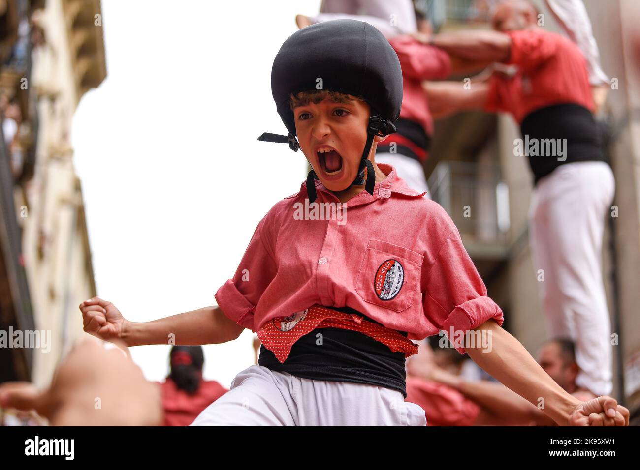 People of Colla Vella dels Xiquets de Valls celebrating after ...