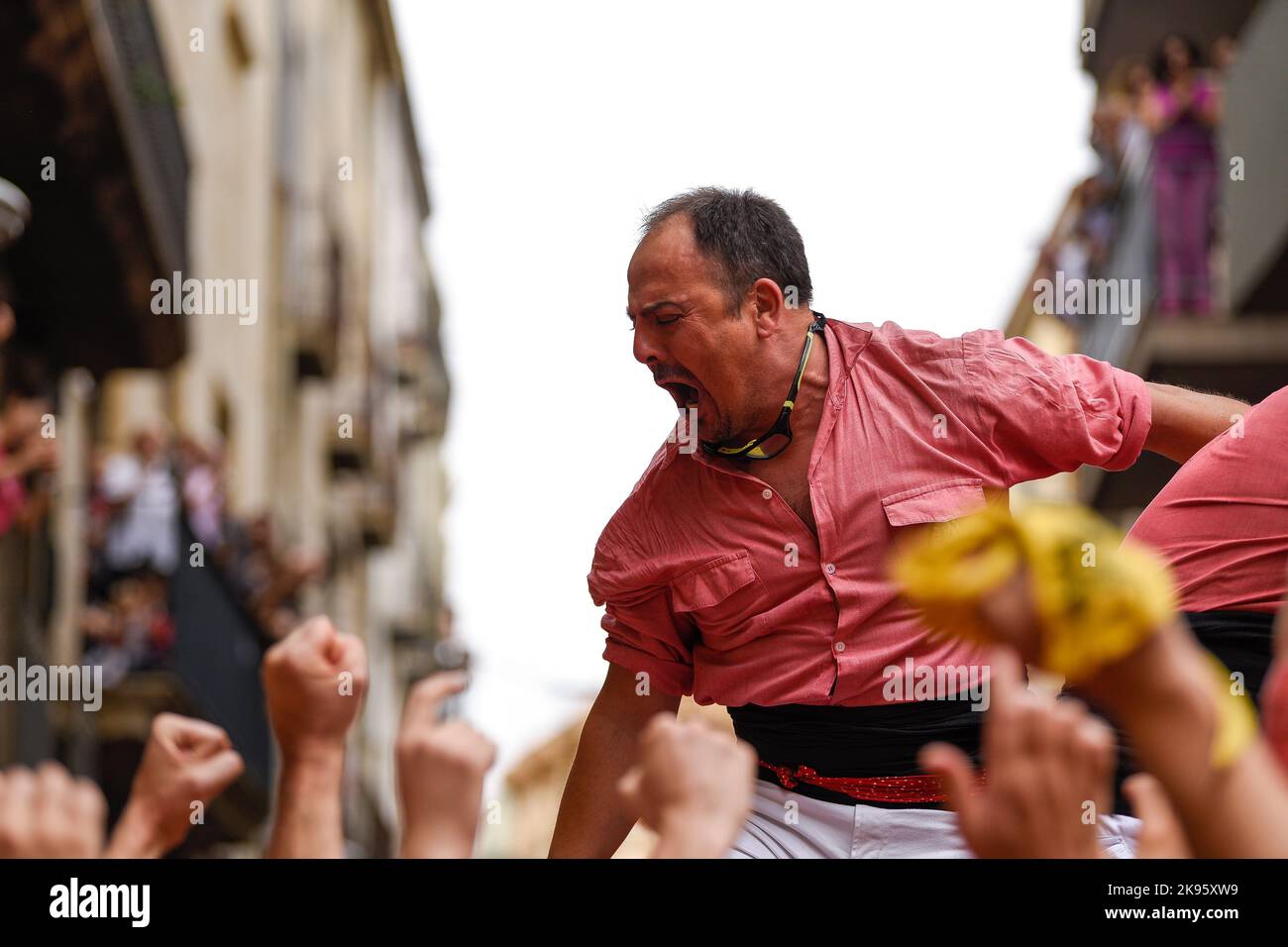 People of Colla Vella dels Xiquets de Valls celebrating after ...