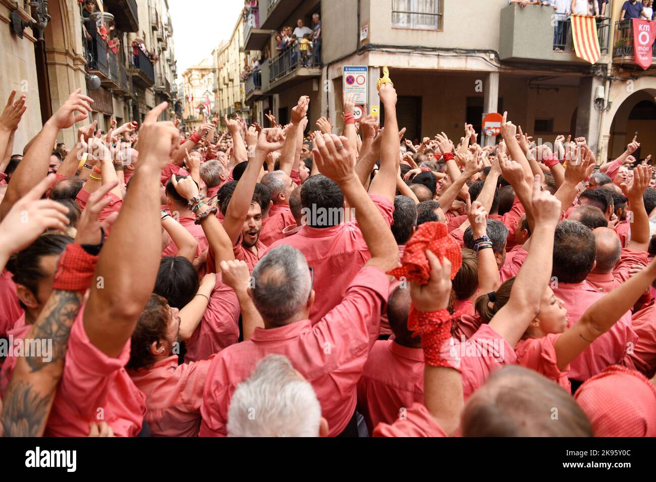 People of Colla Vella dels Xiquets de Valls celebrating after ...