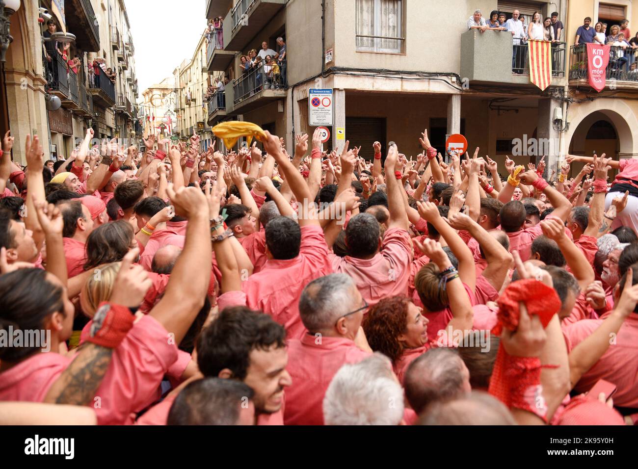 People of Colla Vella dels Xiquets de Valls celebrating after ...