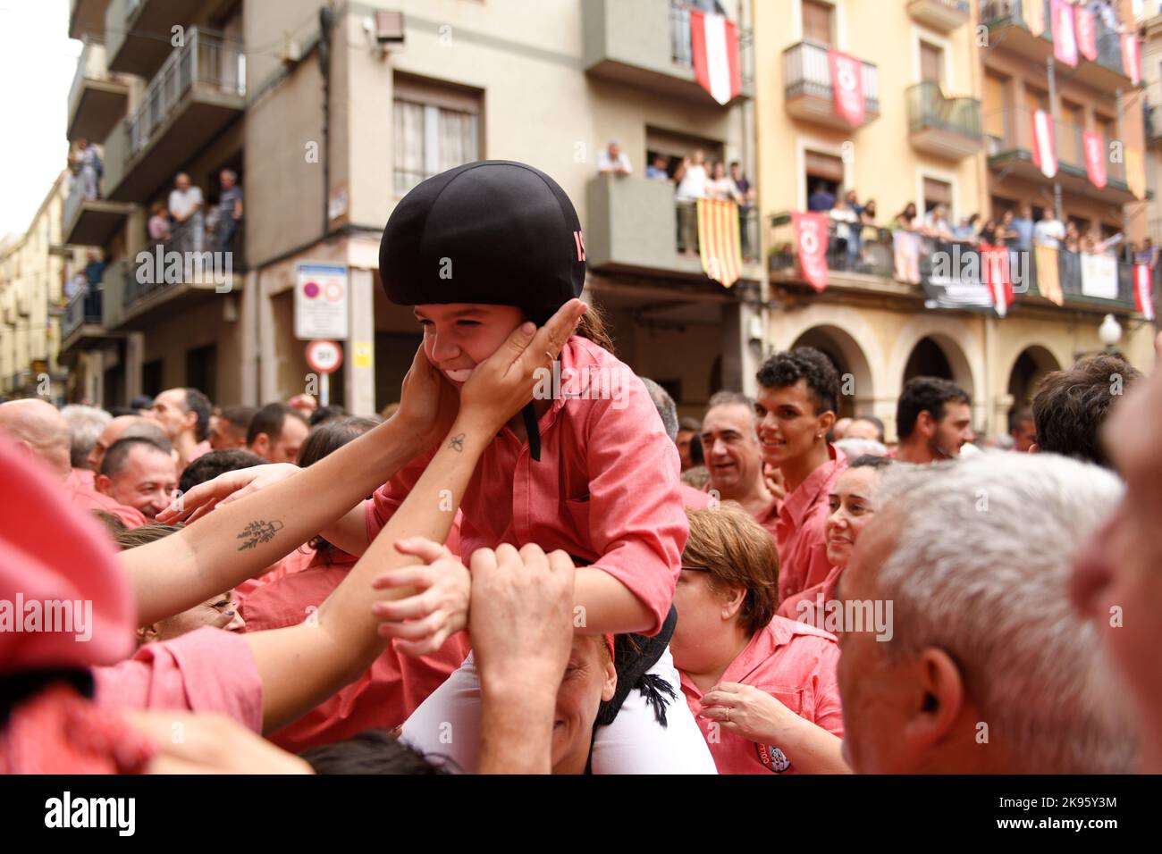 People of Colla Vella dels Xiquets de Valls celebrating after ...