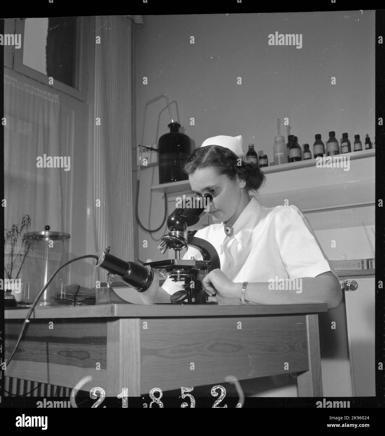 Medical clinic. Sister Birgit at a microscope Stock Photo - Alamy