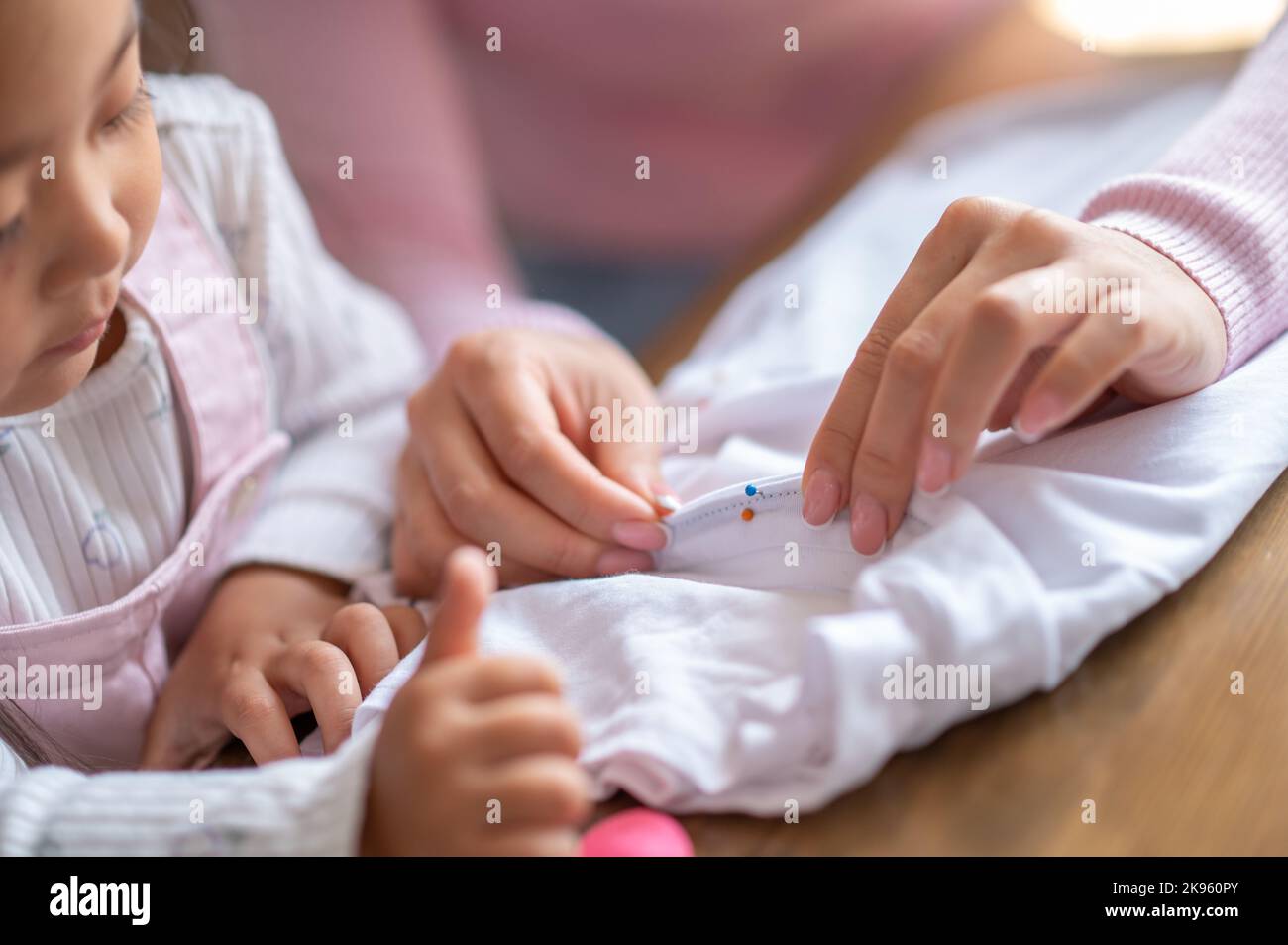 Pinning woman hi-res stock photography and images - Alamy