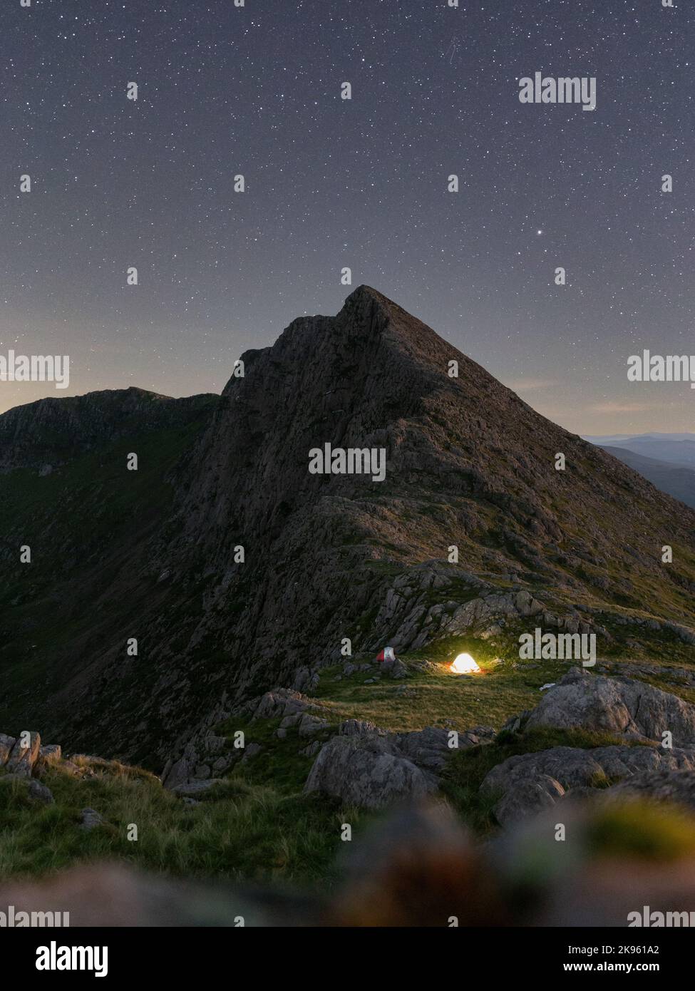 Wildcamp under stars on Snowdon, North Wales Stock Photo - Alamy