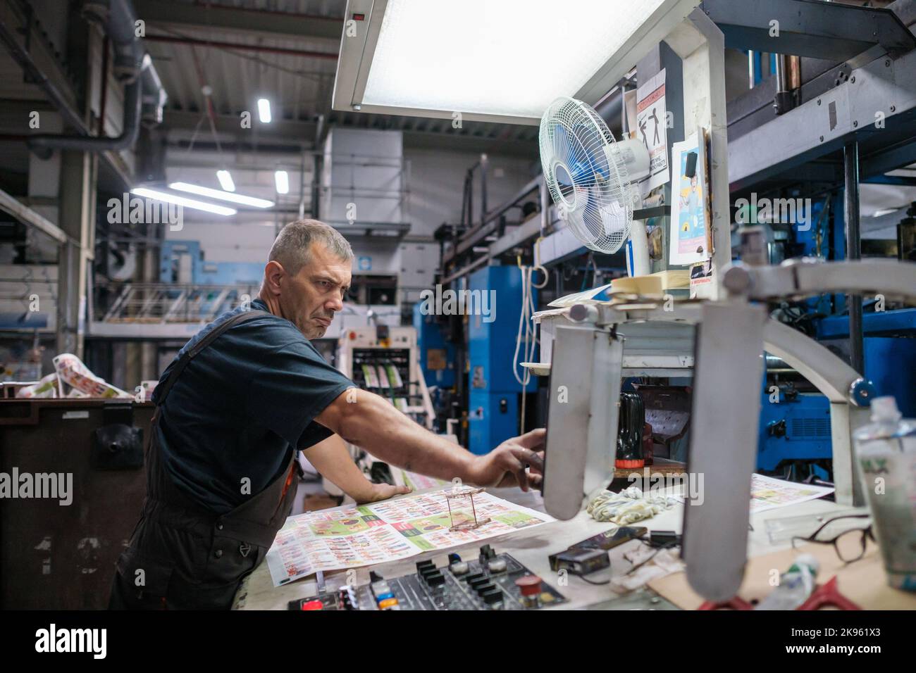 Newspaper worker printing press hi-res stock photography and images - Alamy