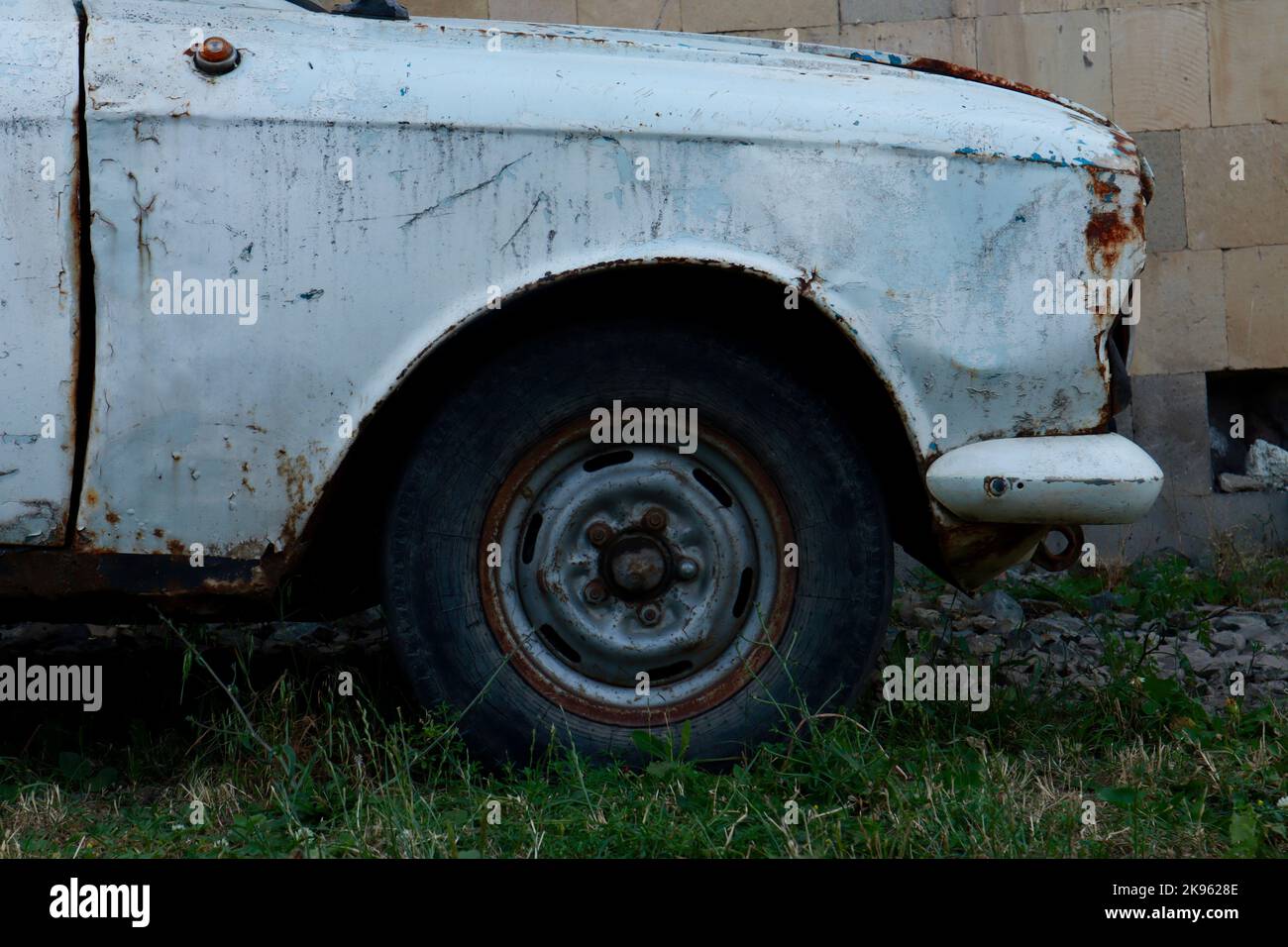 An old rusty car parked near building Stock Photo - Alamy
