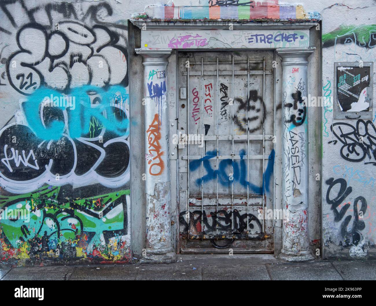 Graffiti in Temple Bar Dublin Ireland Stock Photo - Alamy