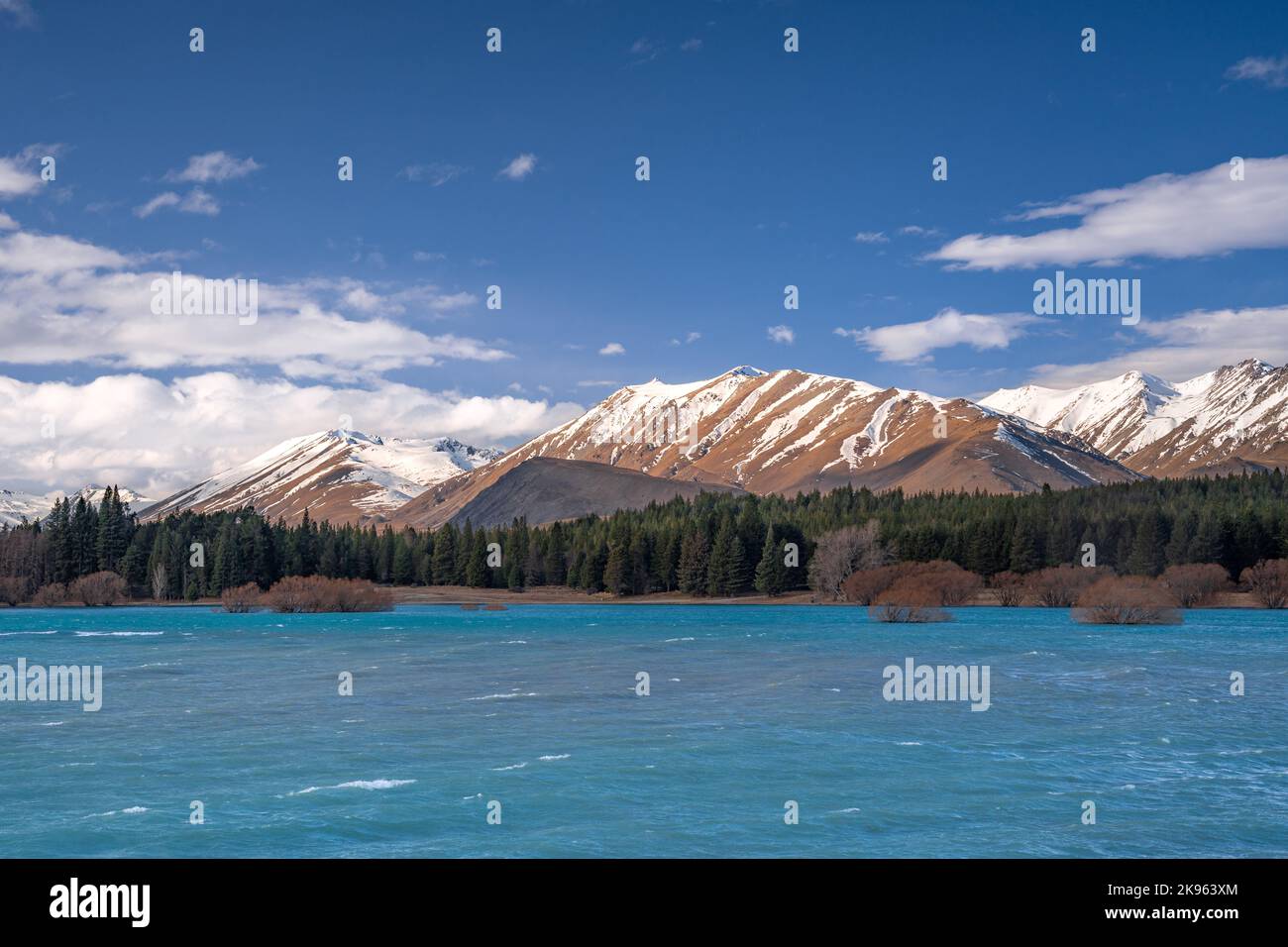 Beautiful mountainous view of the turquoise color Lake Tekapo as view ...