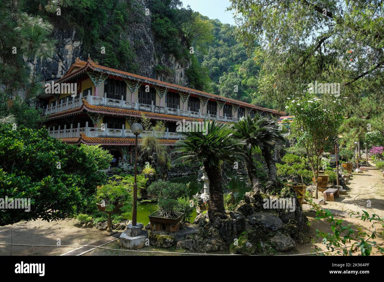 Ipoh, Malaysia - October 2022: Views of the Sam Poh Tong Temple ...