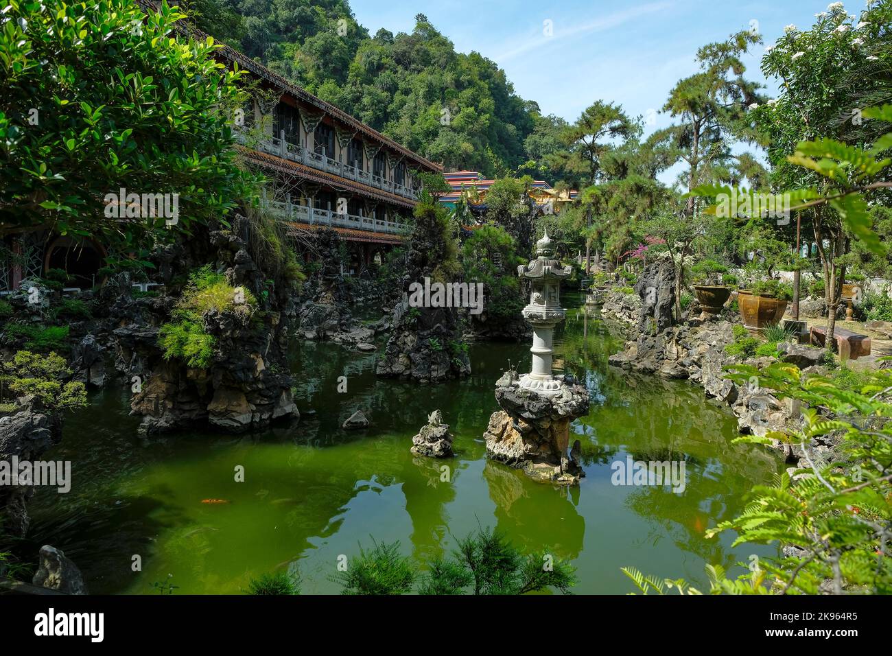 Ipoh, Malaysia - October 2022: Views of the Sam Poh Tong Temple ...