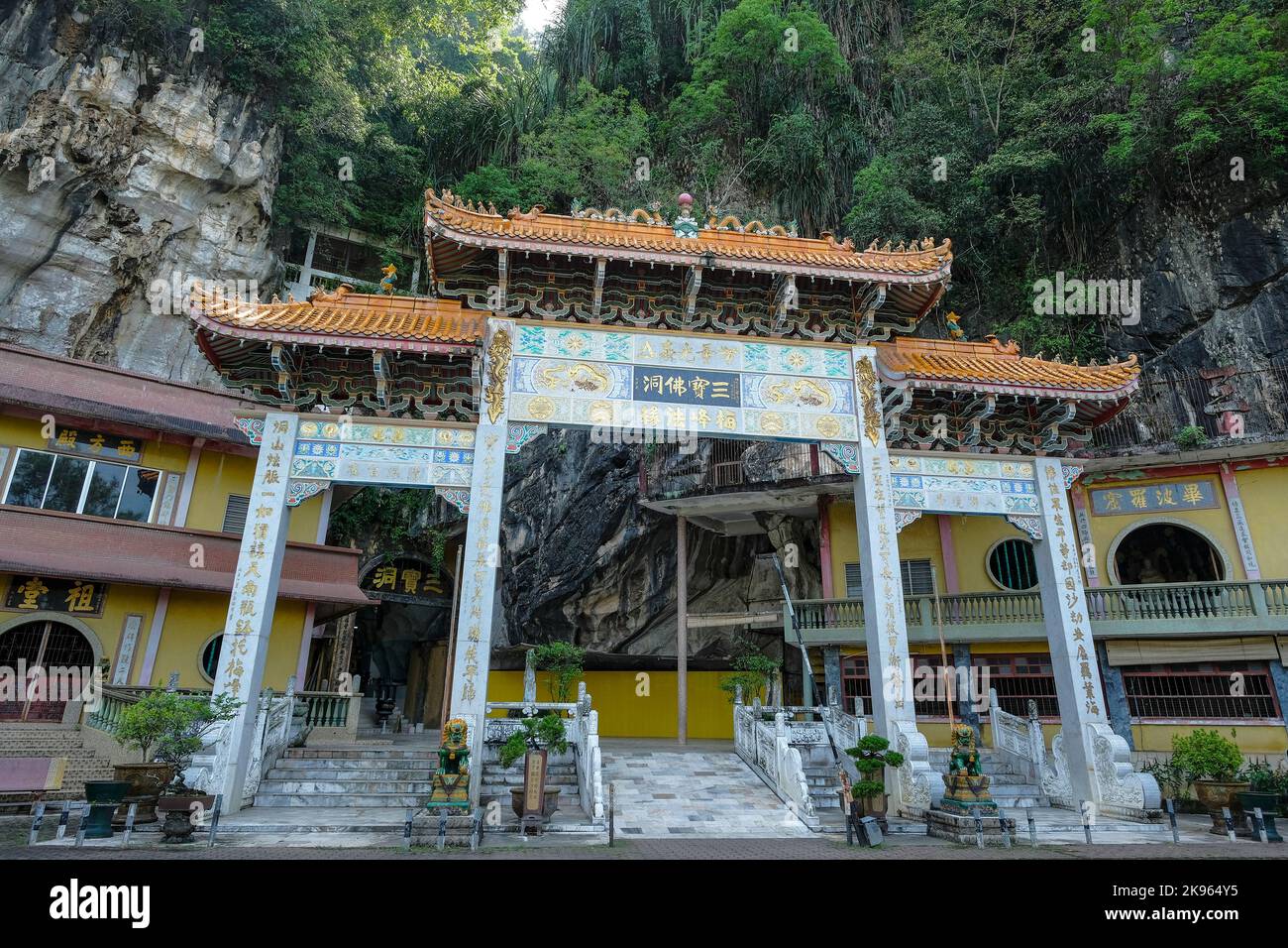 Ipoh, Malaysia - October 2022: Views of the Sam Poh Tong Temple ...