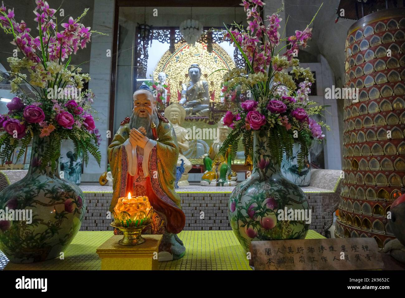 Ipoh, Malaysia - October 2022: Views of the Sam Poh Tong Temple ...