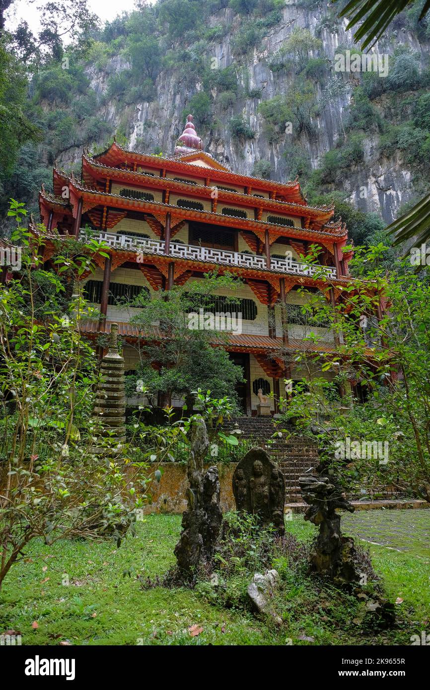Ipoh, Malaysia - October 2022: Views of the Sam Poh Tong Temple ...