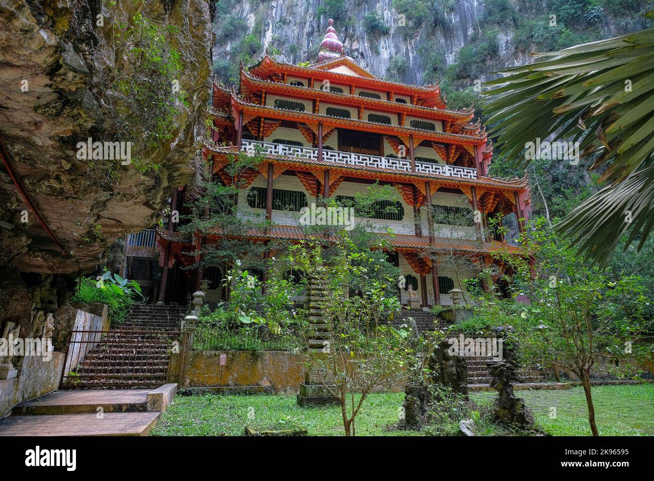 Ipoh, Malaysia - October 2022: Views of the Sam Poh Tong Temple ...
