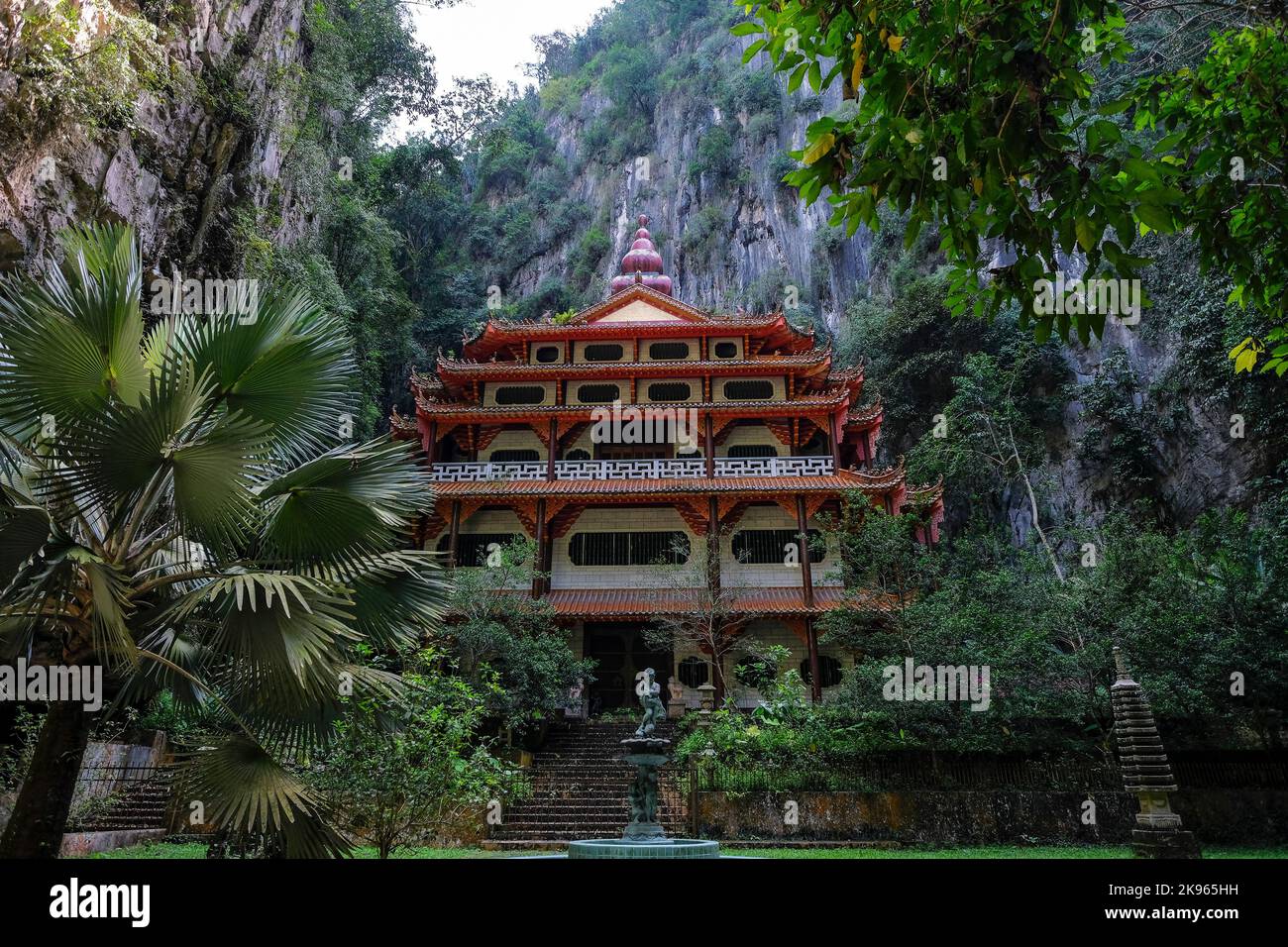 Ipoh, Malaysia - October 2022: Views of the Sam Poh Tong Temple ...