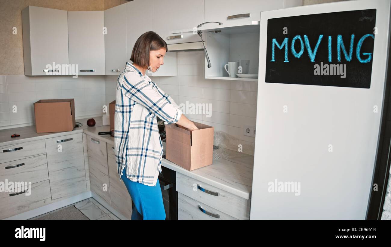 Packing a kitchen to move house hi-res stock photography and images - Alamy
