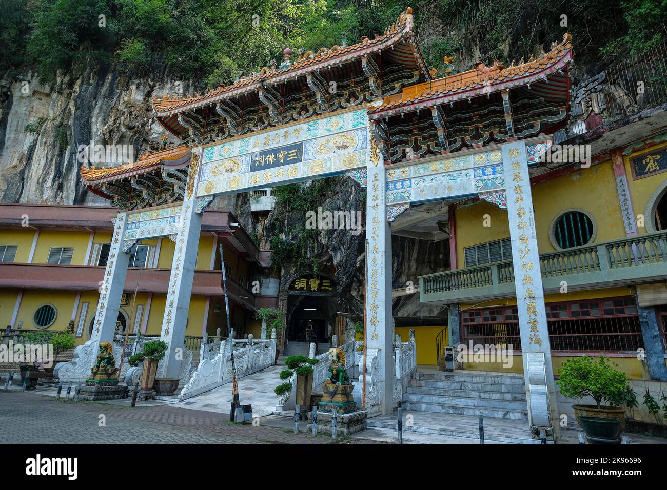 Ipoh, Malaysia - October 2022: Views of the Sam Poh Tong Temple ...