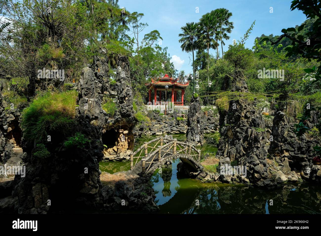 Ipoh, Malaysia - October 2022: Views of the Sam Poh Tong Temple ...