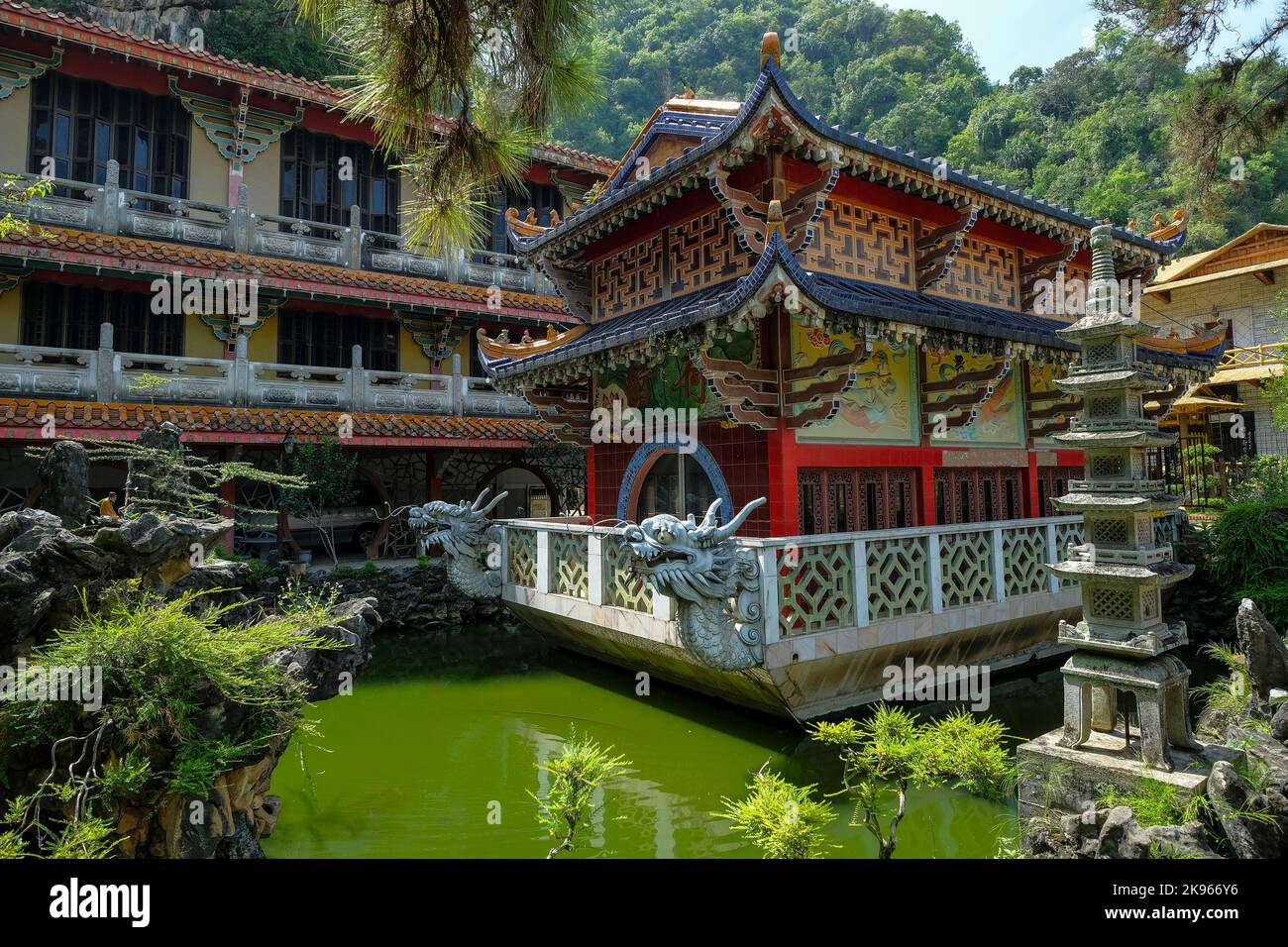 Ipoh, Malaysia - October 2022: Views of the Sam Poh Tong Temple ...