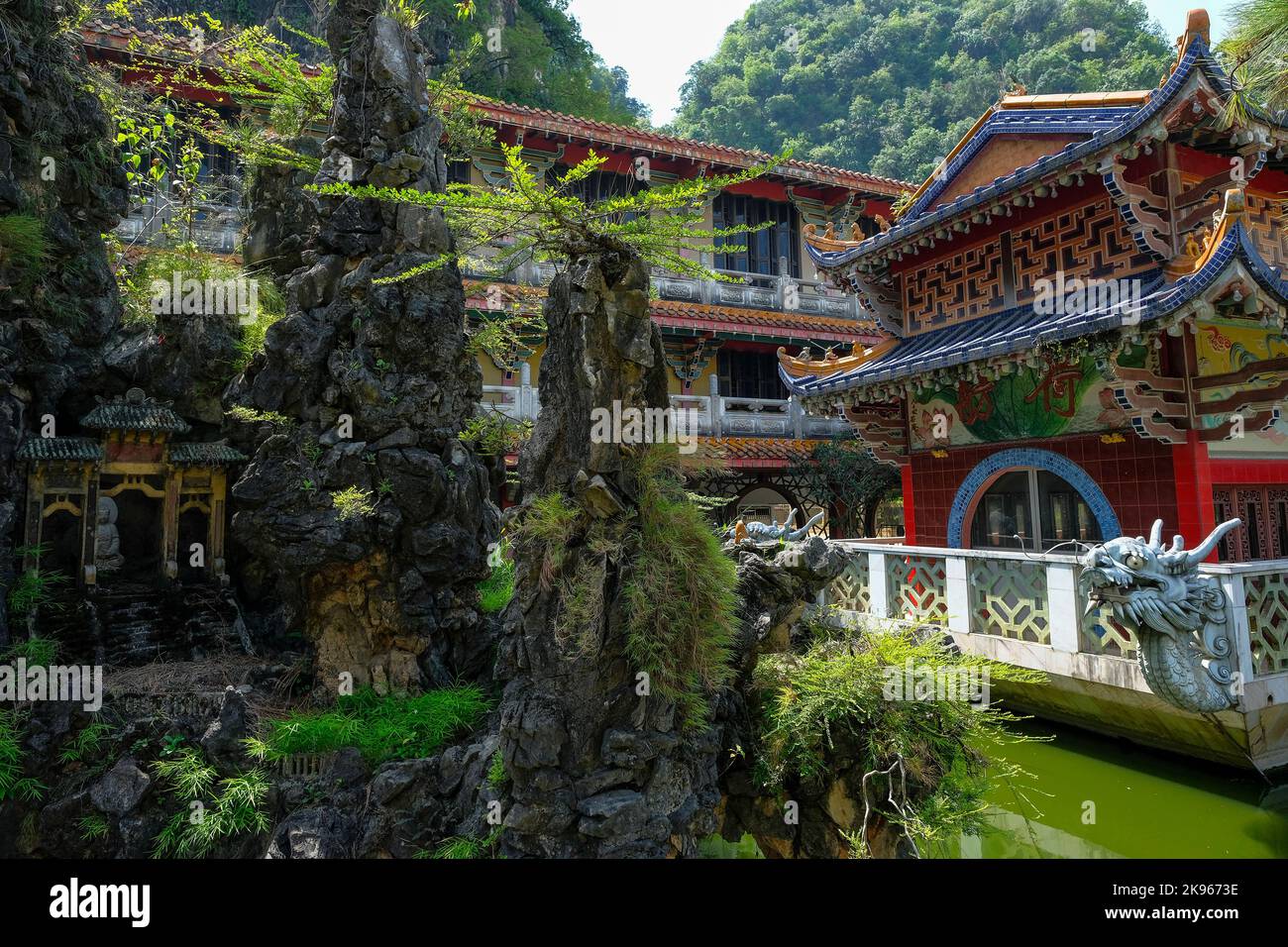 Ipoh, Malaysia - October 2022: Views of the Sam Poh Tong Temple ...
