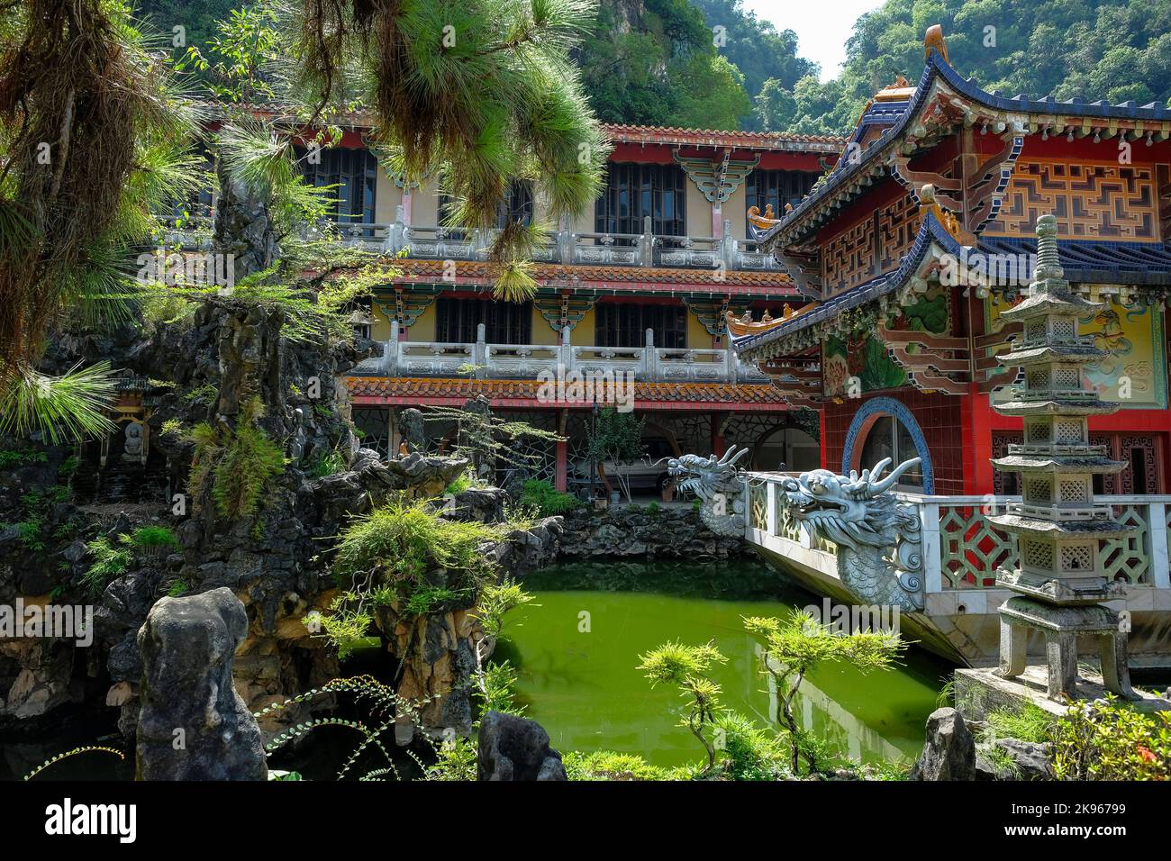 Ipoh, Malaysia - October 2022: Views of the Sam Poh Tong Temple ...