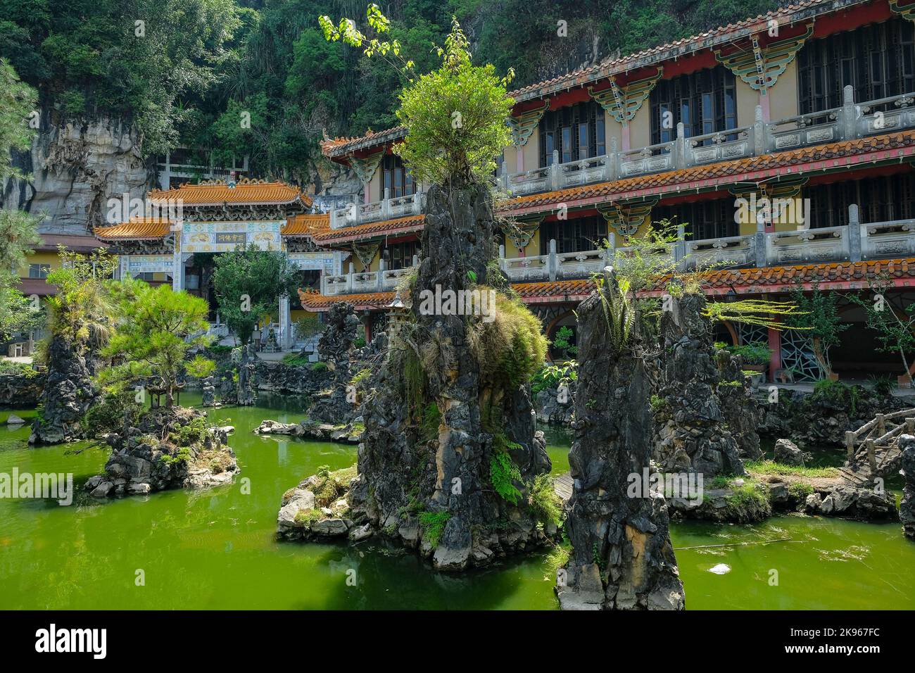 Ipoh, Malaysia - October 2022: Views of the Sam Poh Tong Temple ...