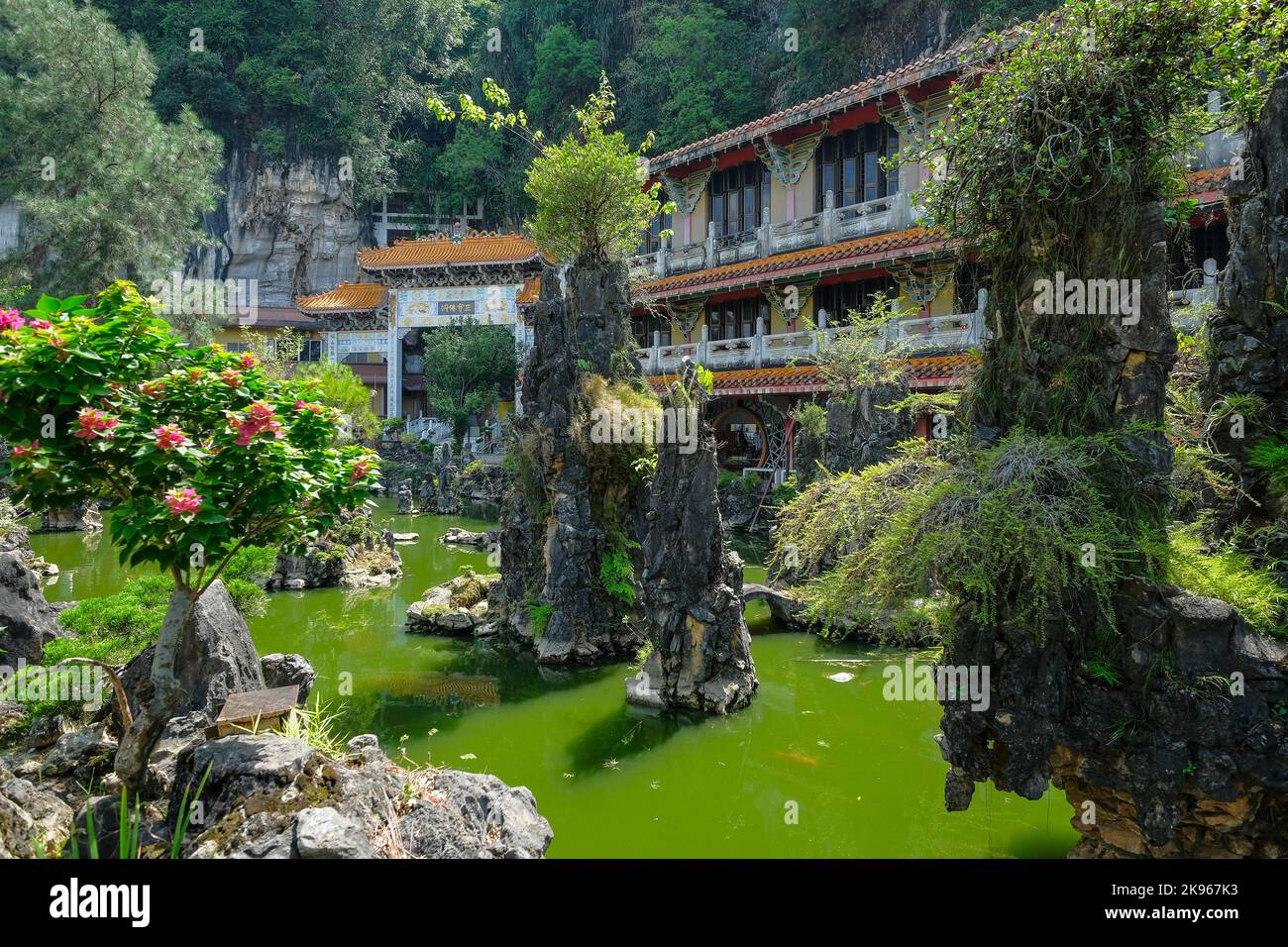 Ipoh, Malaysia - October 2022: Views of the Sam Poh Tong Temple ...