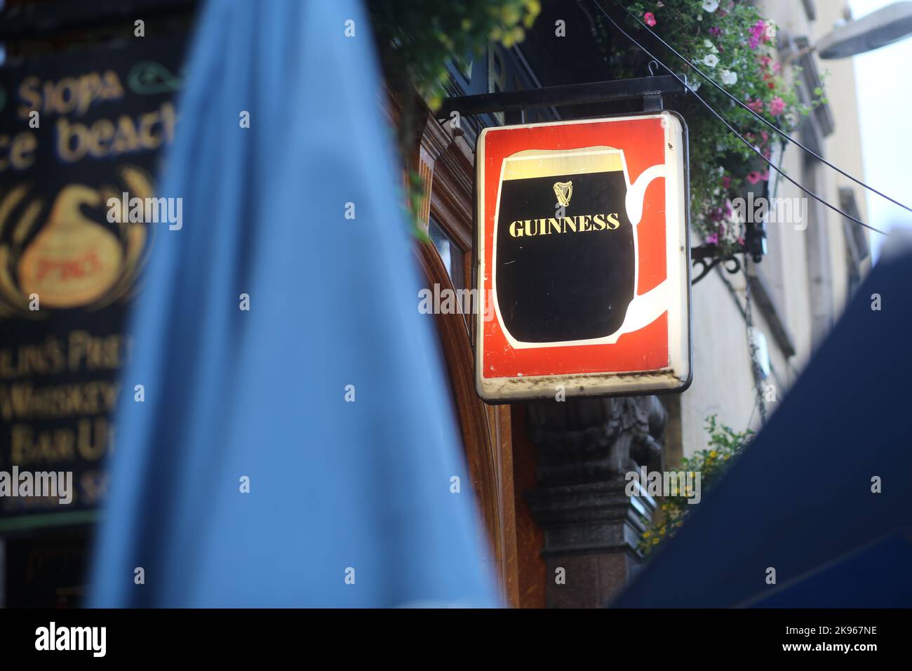 Pint of guinness glass ireland hi-res stock photography and images - Alamy