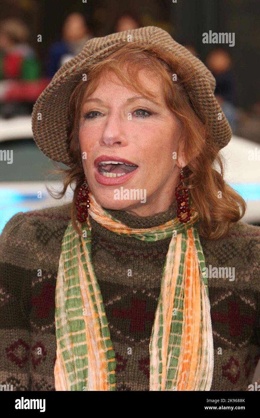 Carly Simon attends the 83rd Annual Macy's Thanksgiving Day Parade in ...