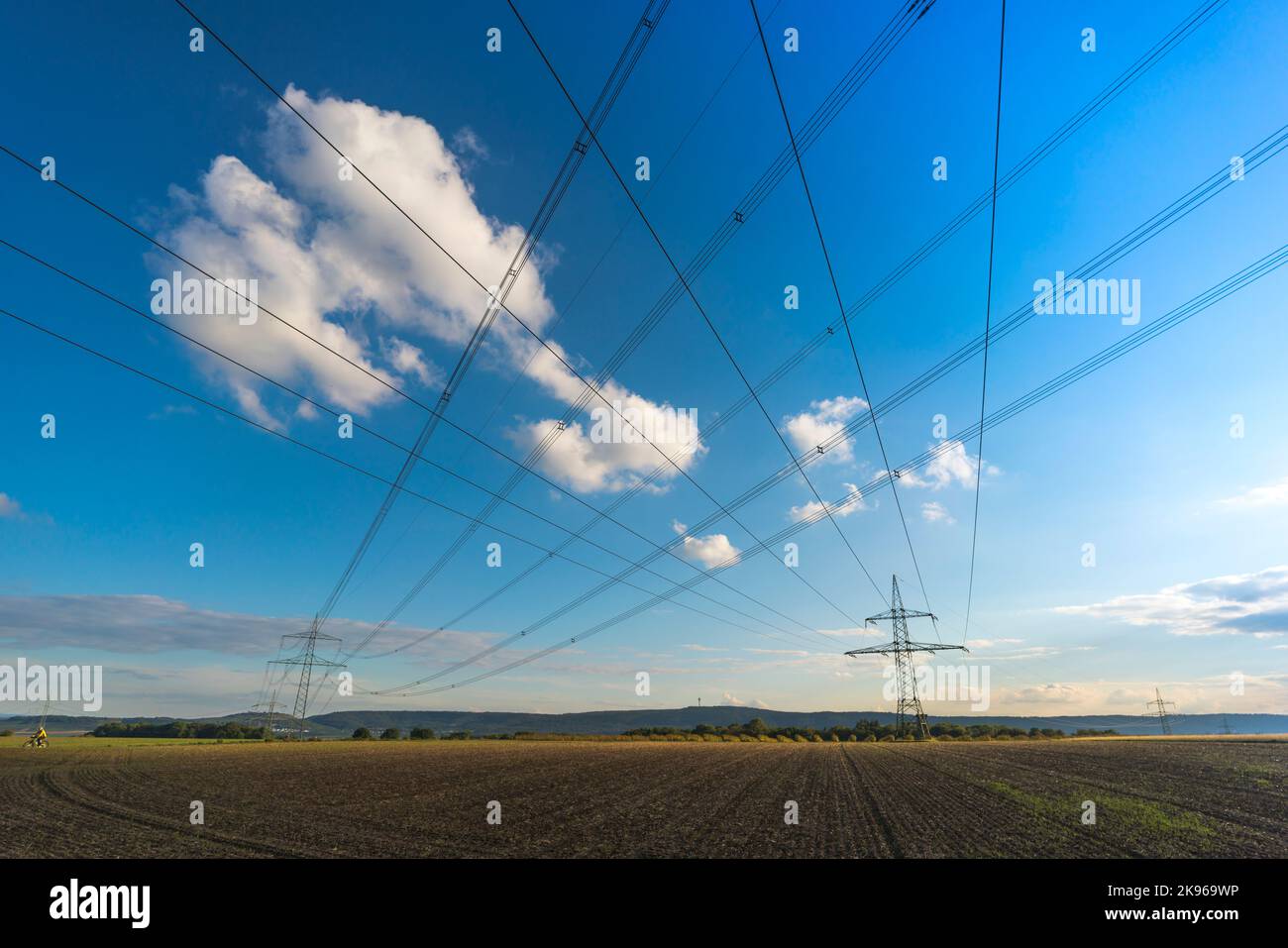 Electricity pylon for transmission and current transfer of high voltage ...