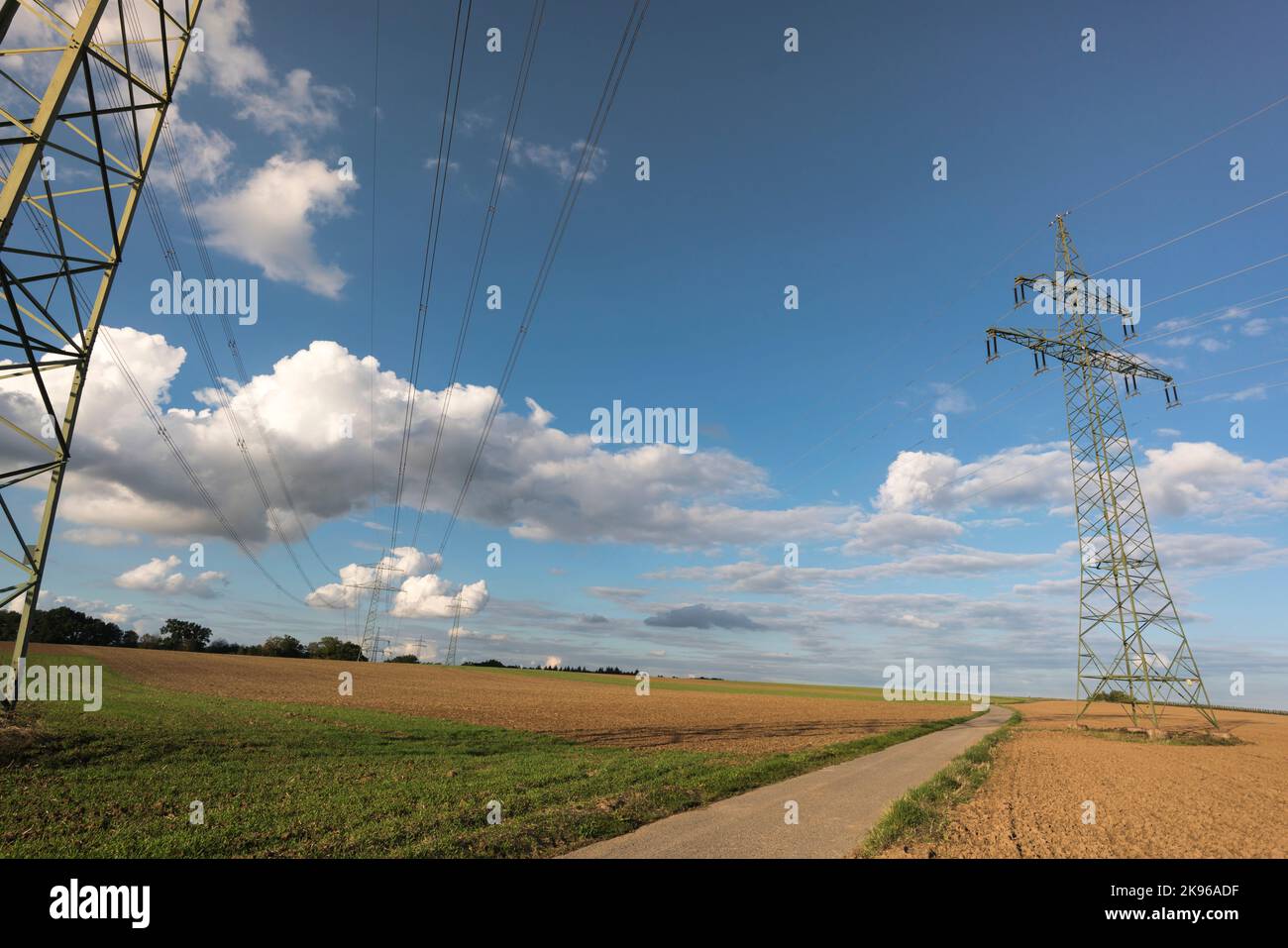 Electricity pylon for transmission and current transfer of high voltage ...