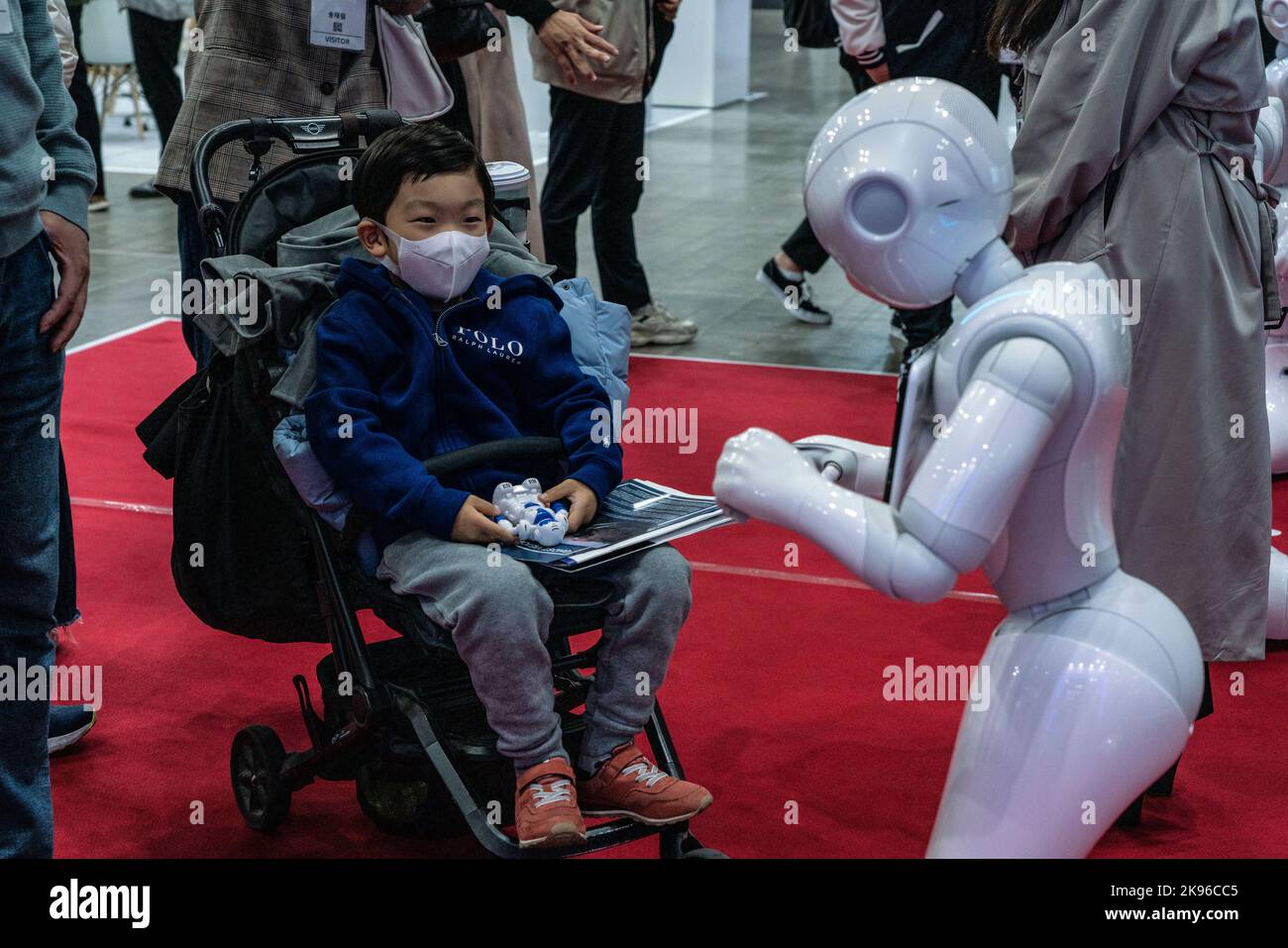 Smart kids with robot hi-res stock photography and images - Alamy