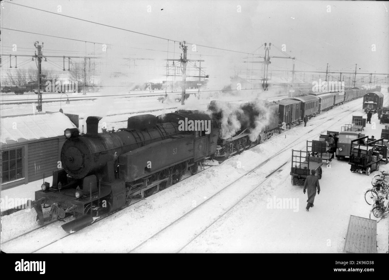The State Railways, SJ N5 1784 and e-locomotive with passenger trains ...