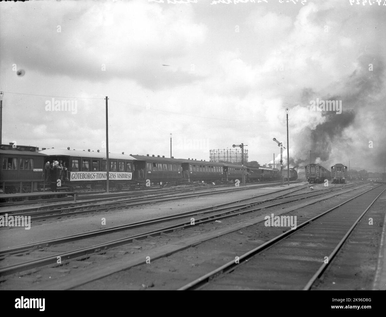 Trade magazine Extra train (GBJ) to Varberg. On the wagon a banner with ...