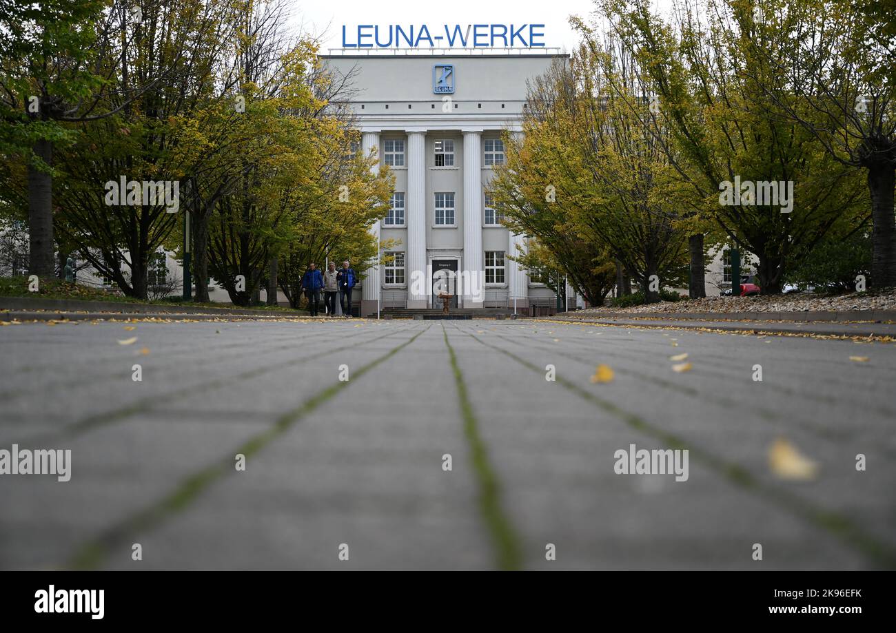 26 October 2022, Saxony-Anhalt, Leuna: The Leuna-Werke logo can be seen ...