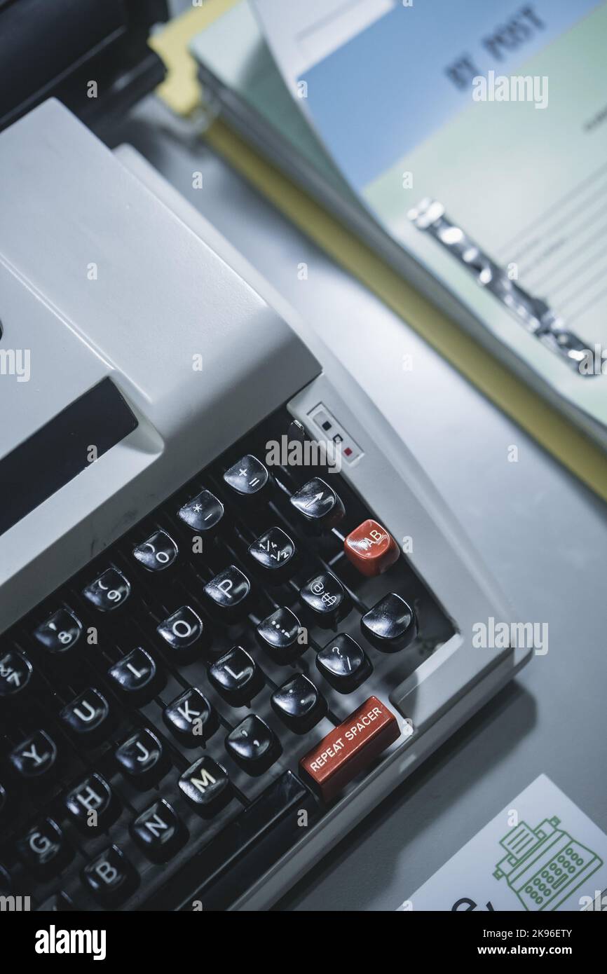 Working typewriter hi-res stock photography and images - Alamy