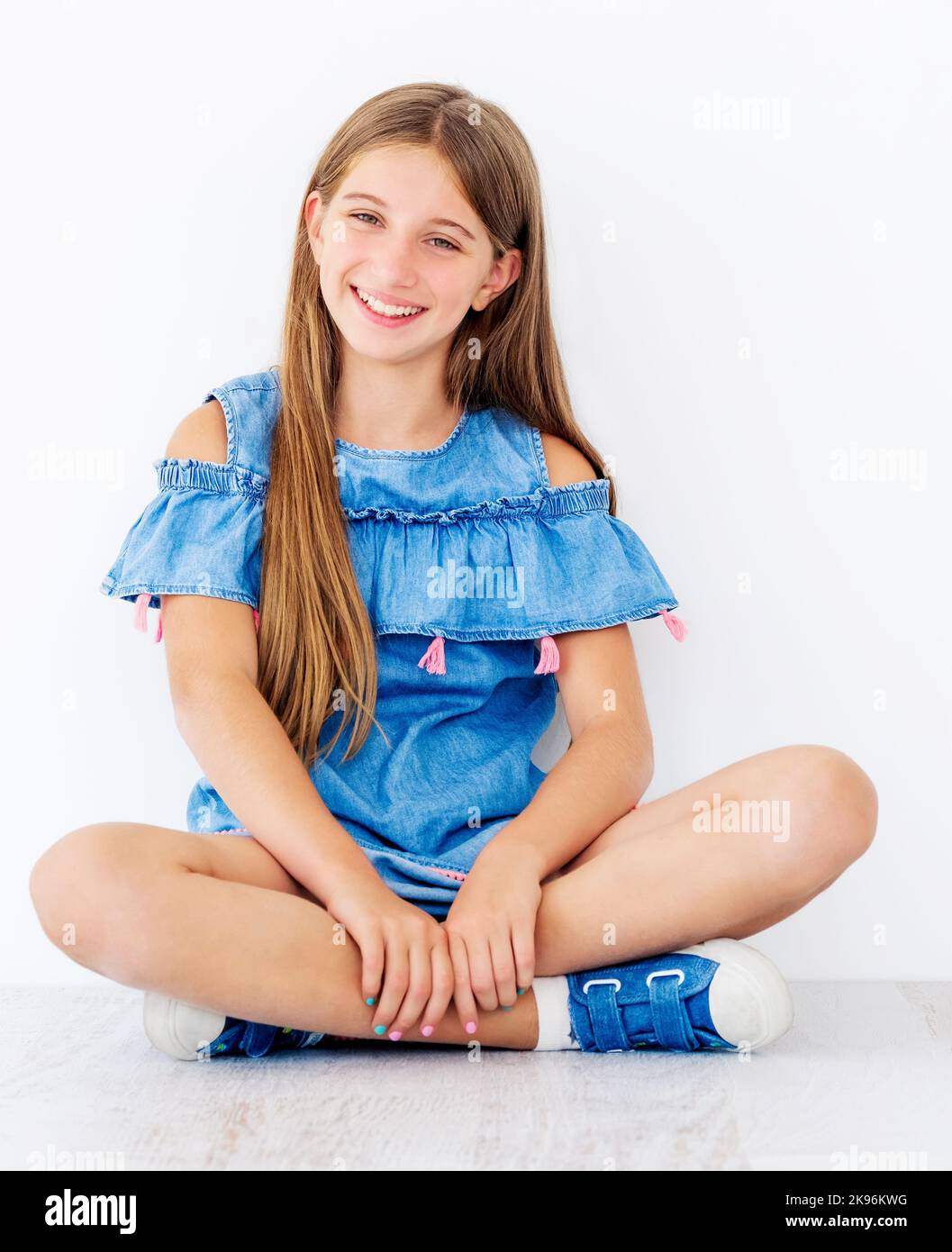 Attractive teen girl legs crossed hi-res stock photography and images - Alamy