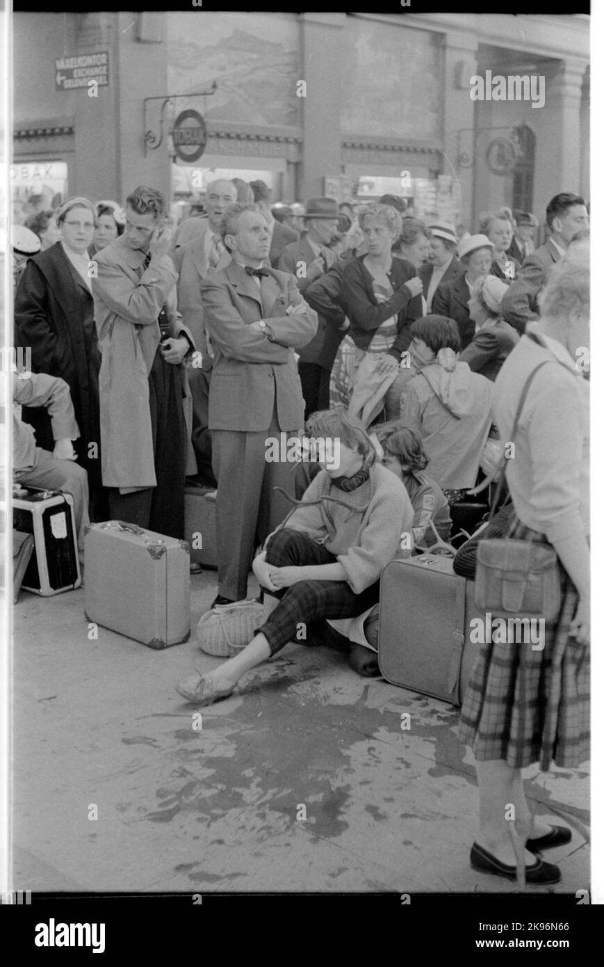 Queuing train travelers in waiting rooms Stock Photo - Alamy