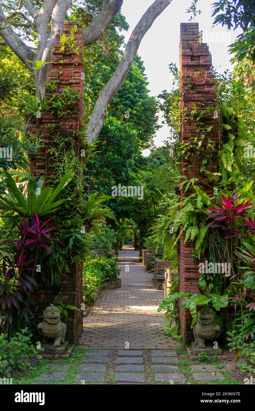 The Sang Nila Utama Garden, Fort Canning, Singapore Stock Photo - Alamy