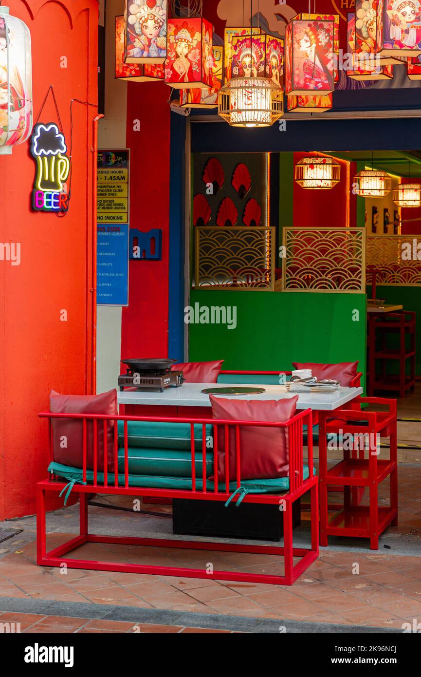 A brightly coloured Chinese Restaurant in Chinatown, Singapore Stock ...