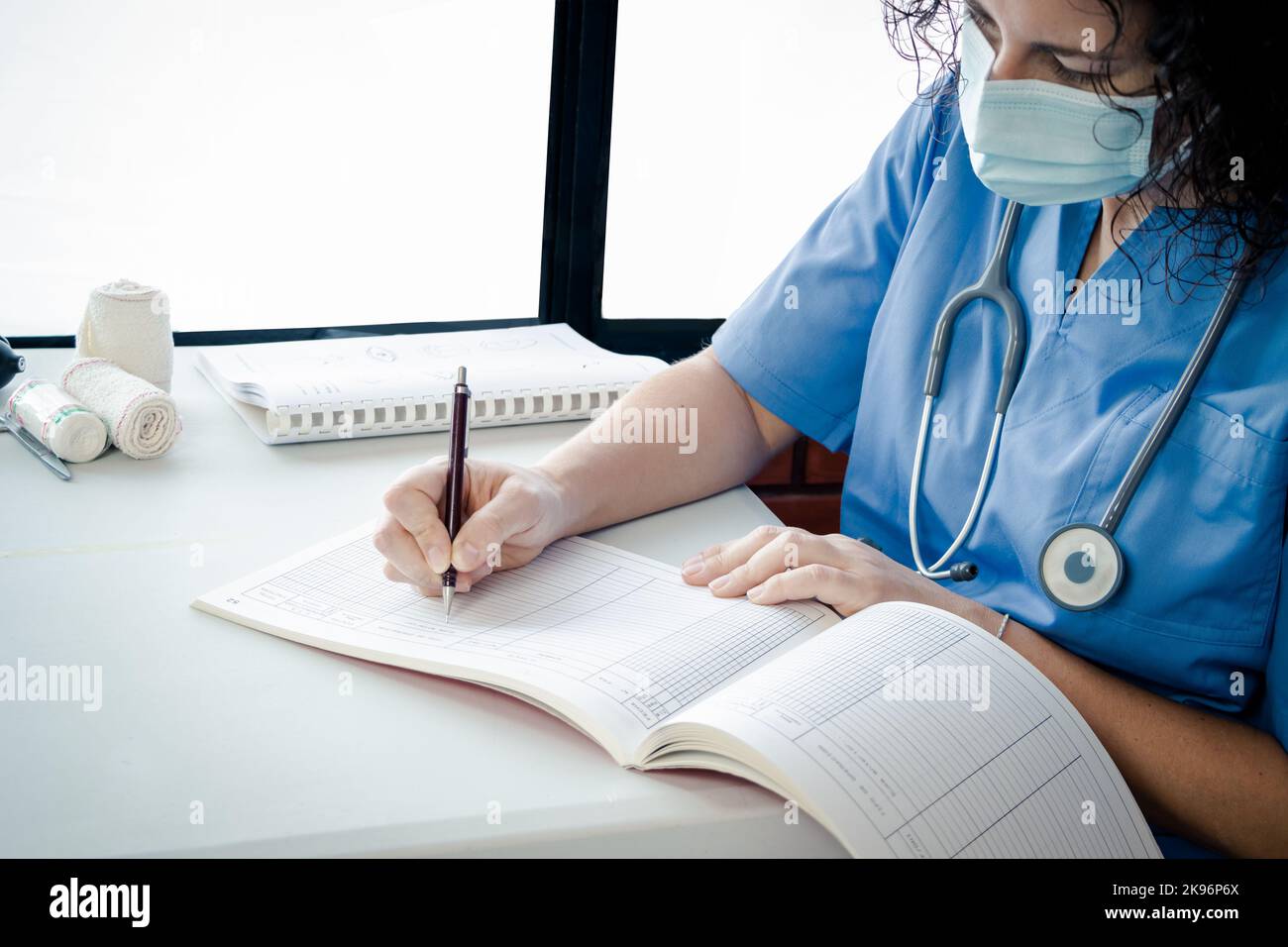 Doctor writing notes desk hi-res stock photography and images - Alamy