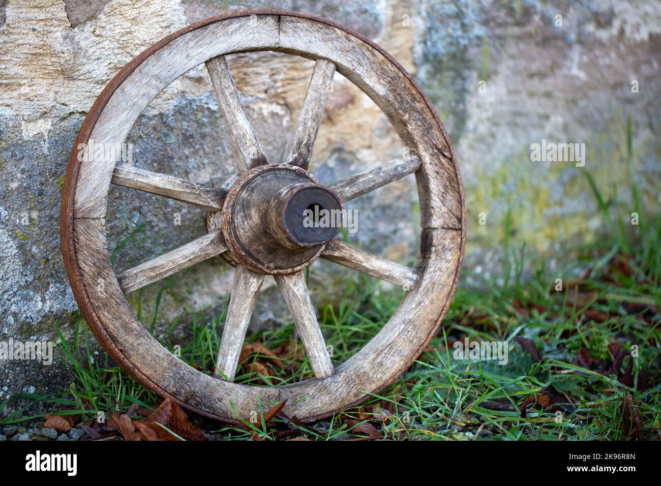 Leaning wagon wheel hi-res stock photography and images - Alamy