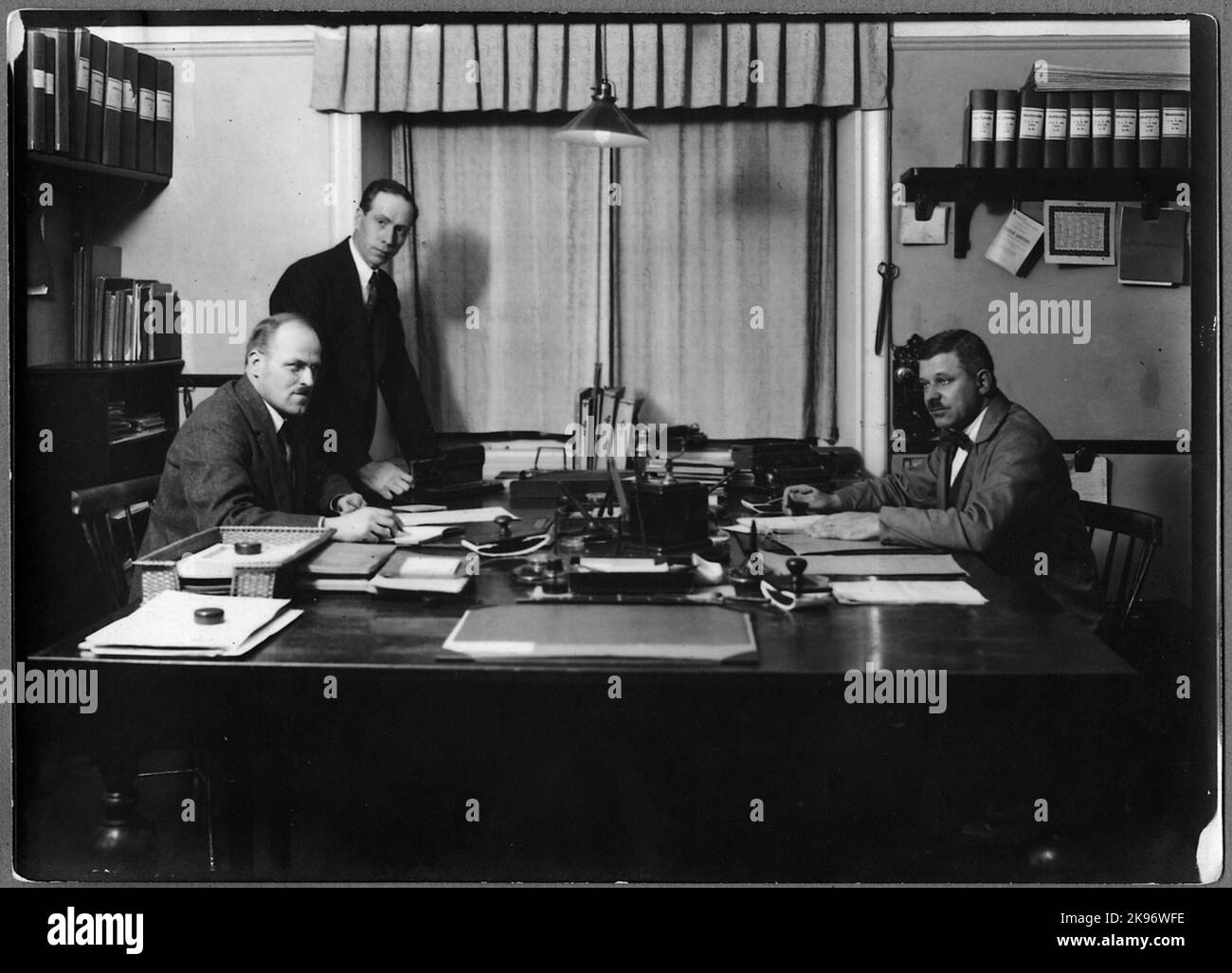 Pay office hi-res stock photography and images - Alamy