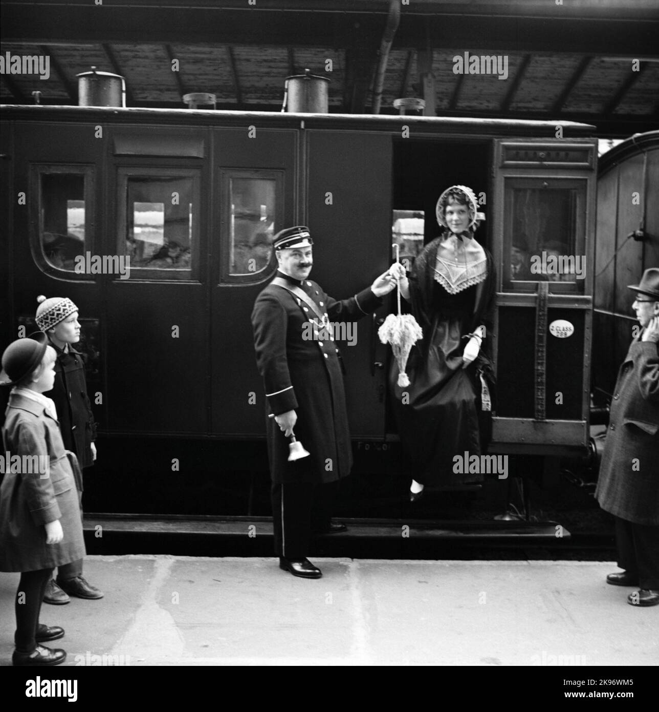 Historical train's journey from Stockholm to Gothenburg for the ...
