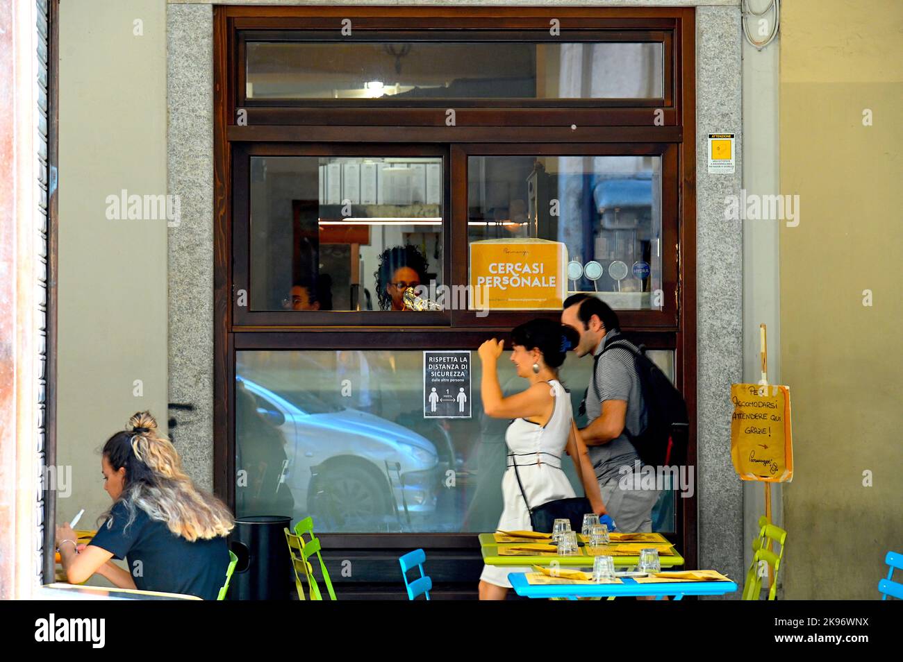 Staff wanted window hi-res stock photography and images - Alamy