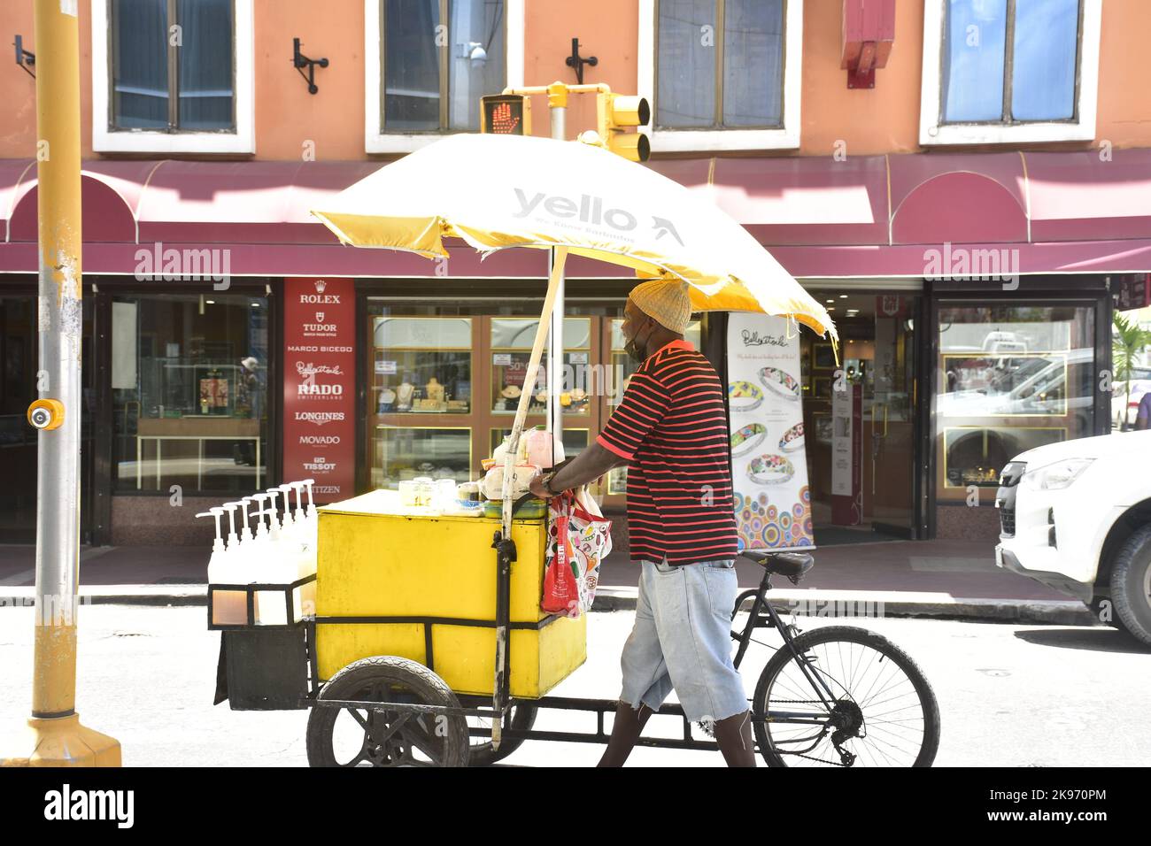 Selling snocones on broad street bridgetown b hi-res stock photography ...