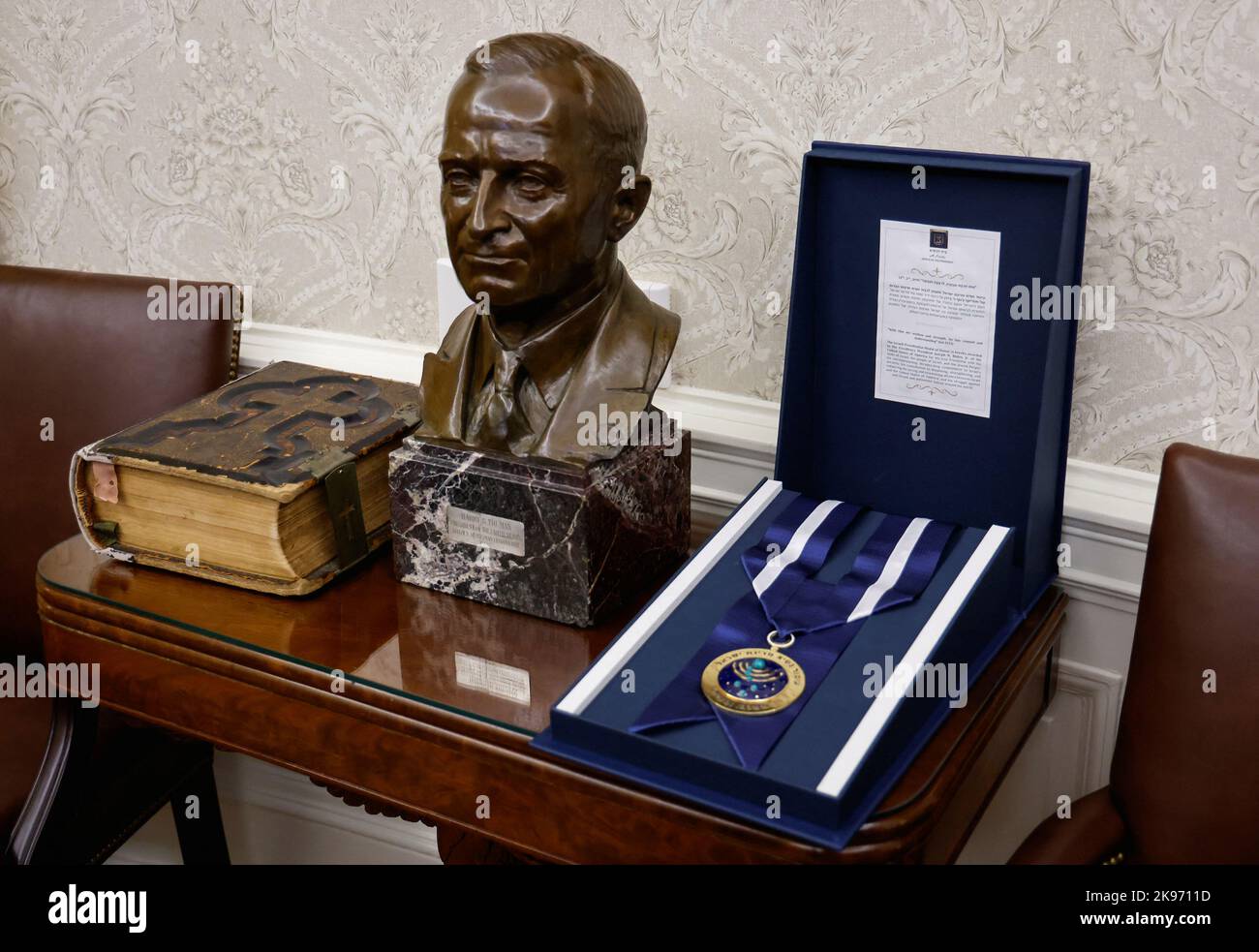 Israel presidential medal of honor hi-res stock photography and images ...