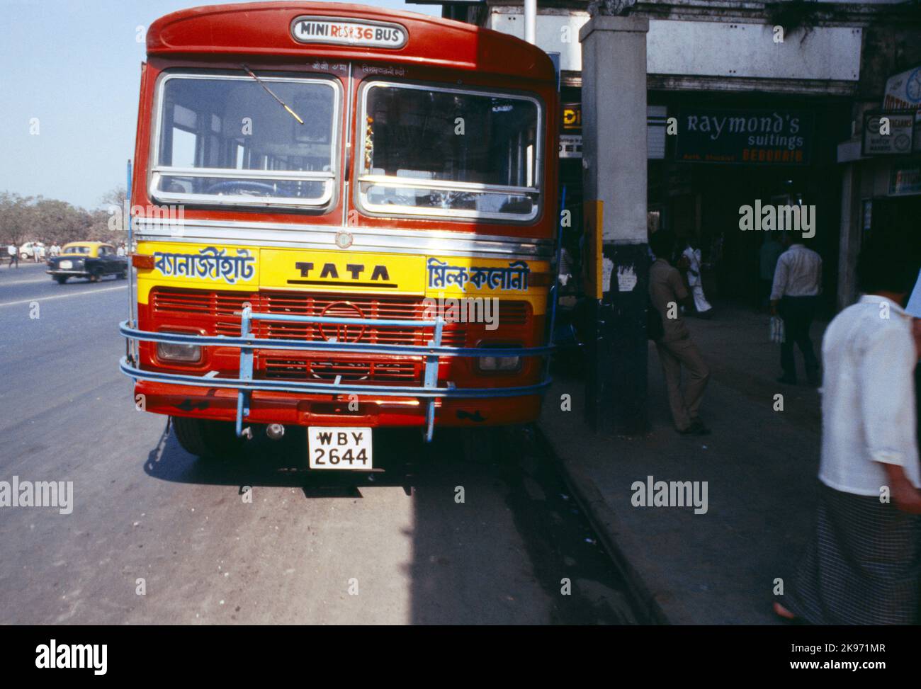 Kolkata (Calcutta) India Bus stationary at Bus Stop Stock Photo - Alamy