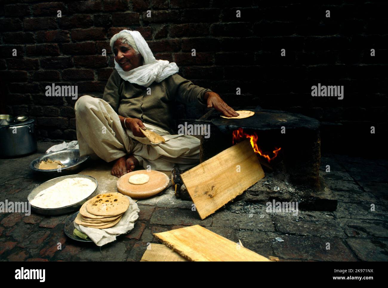 Amritsar India Making Chapatis Atol Rai Using Tava Griddle Stock Photo ...