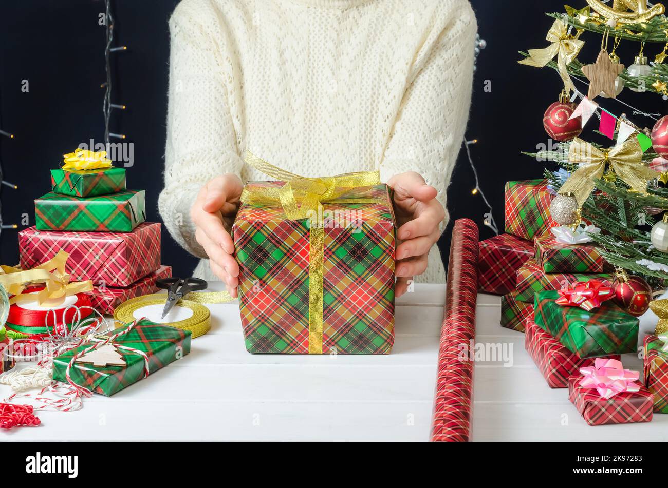 Step by Step Photo Instructions for Christmas Gift Wrapping, Step 8 ...